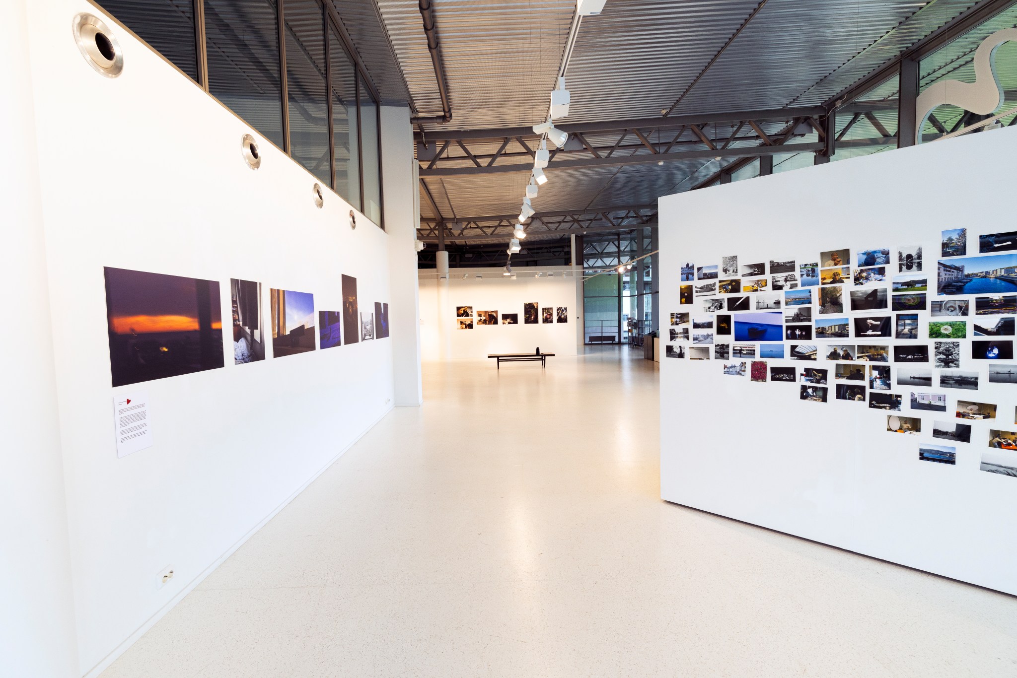 På galleri Bølgen og utstillingen Mangfold Ensomhet – The White Room